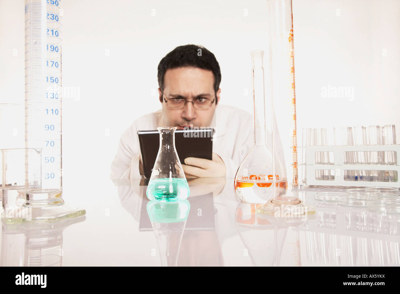 Chemisches experiment hi-res stock photography and images - Alamy