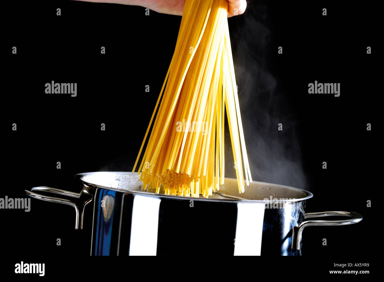 Spaghetti in cooking pot Stock Photo - Alamy