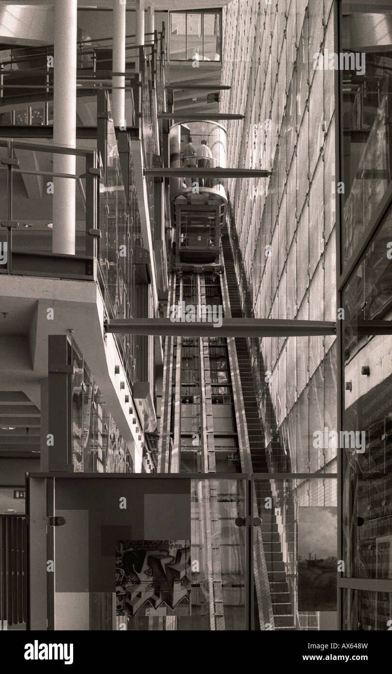 Diagonal lift hi-res stock photography and images - Alamy