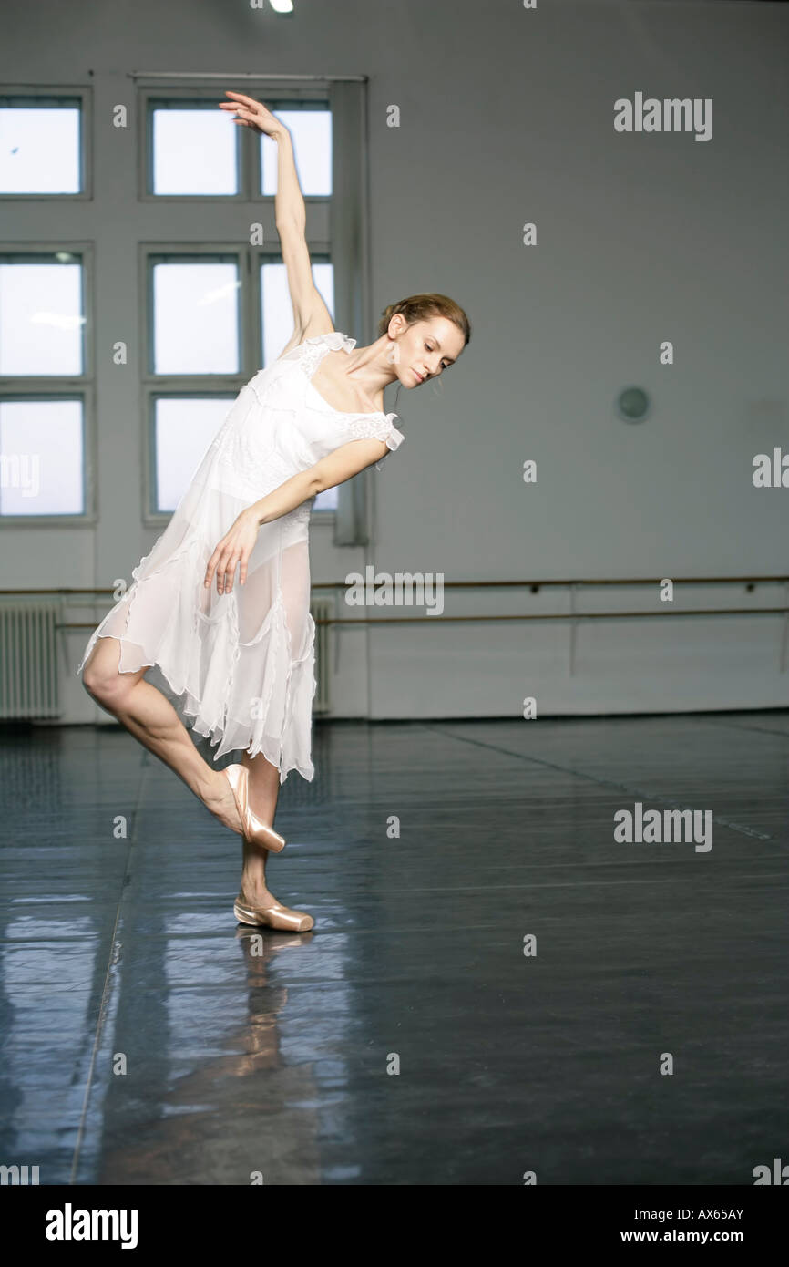 A female ballet dancer posing Stock Photo - Alamy