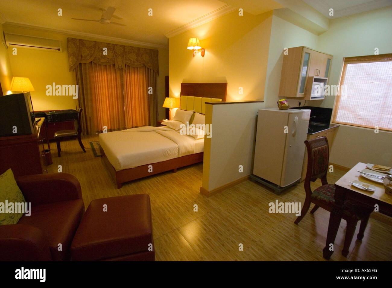 Modern bedroom suite in luxury Indian hotel Stock Photo - Alamy