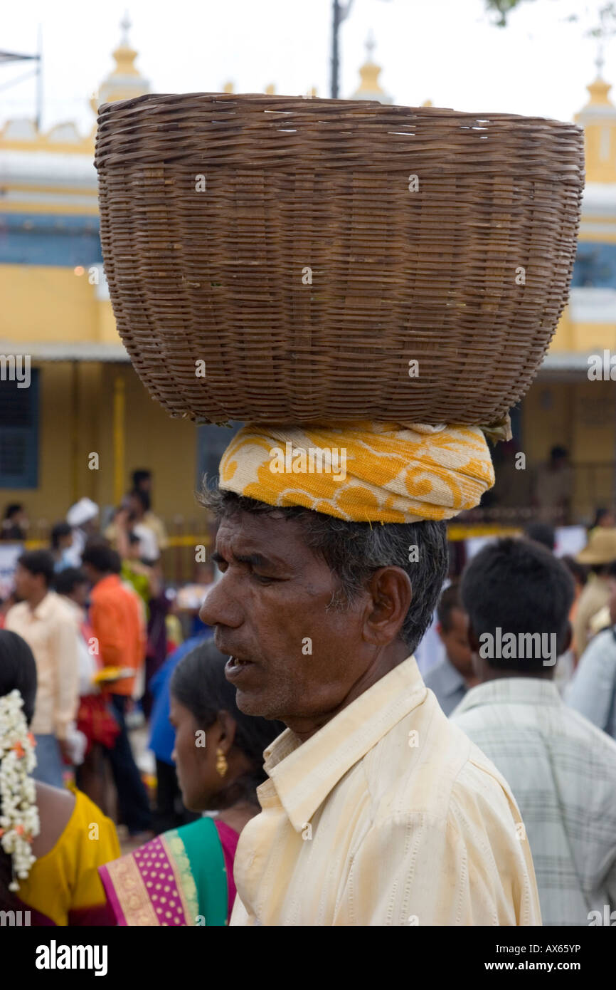 Man carrying basket on his head hi-res stock photography and images - Alamy