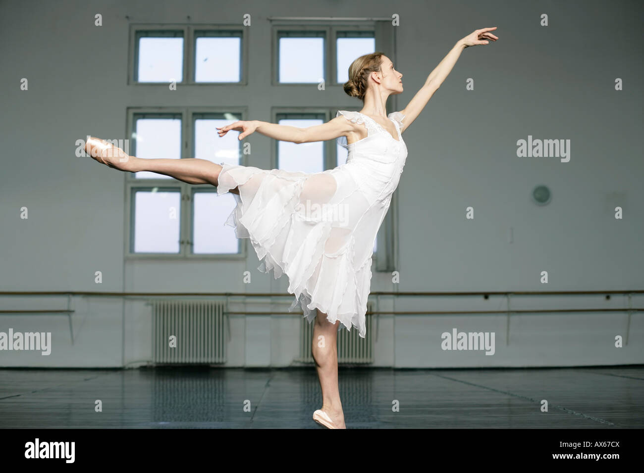 Arabesque ballet hi-res stock photography and images - Alamy