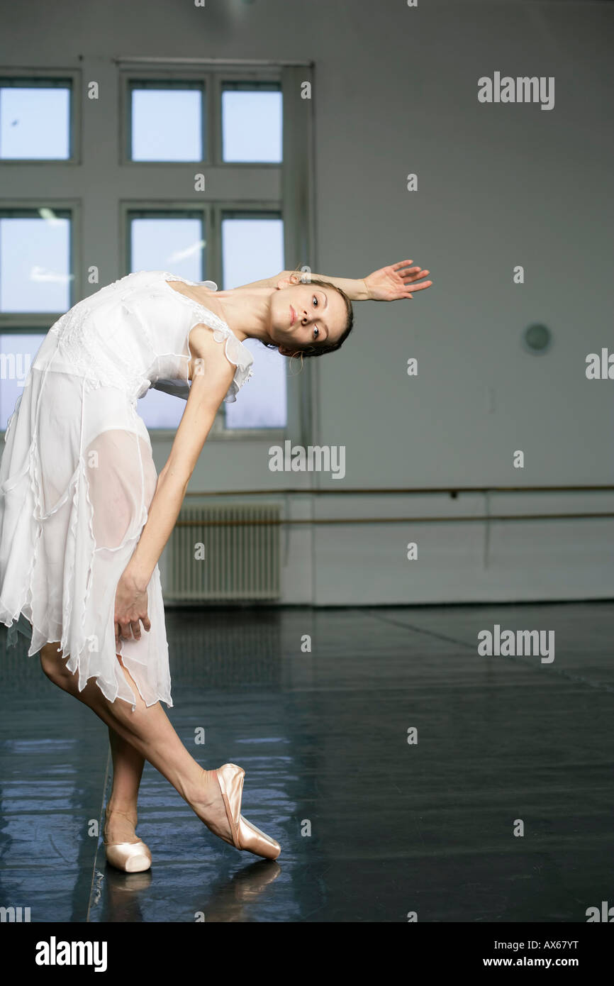 A female ballet dancer posing Stock Photo - Alamy
