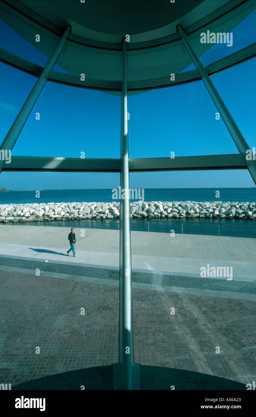 Lakeshore from inside Milwaukee Art Museum, Lake Michigan Milwaukee ...