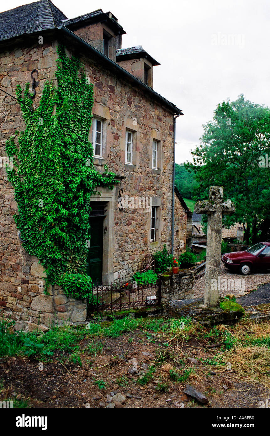 Old farmhouse south france hi-res stock photography and images - Alamy