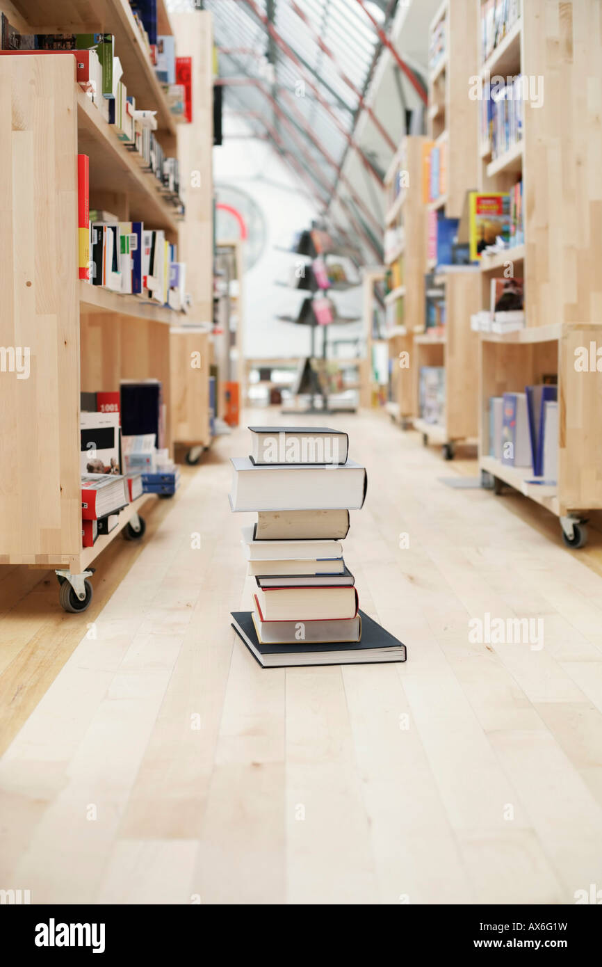 Stack of library books hi-res stock photography and images - Alamy