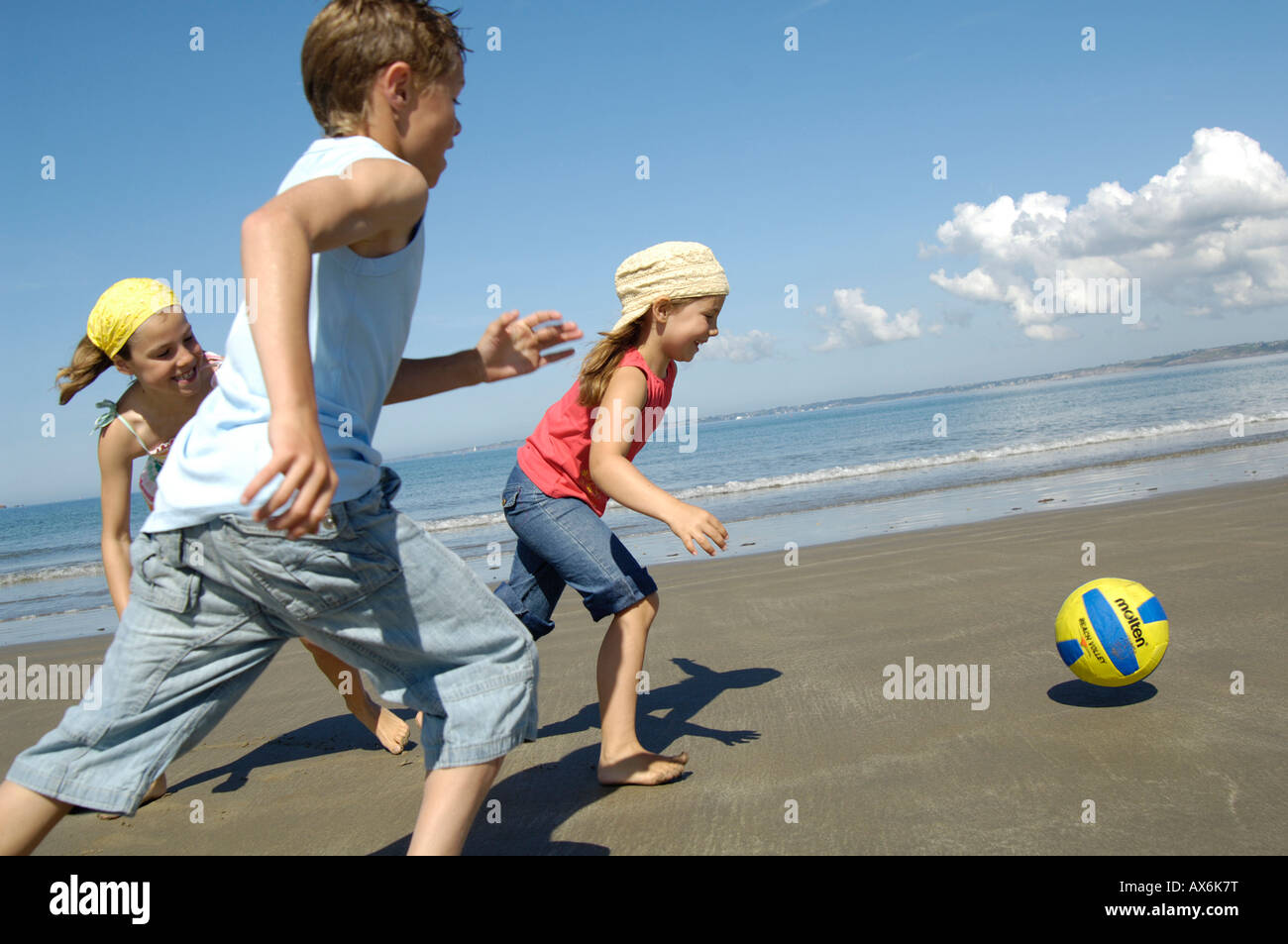 Diagonal groups hi-res stock photography and images - Alamy