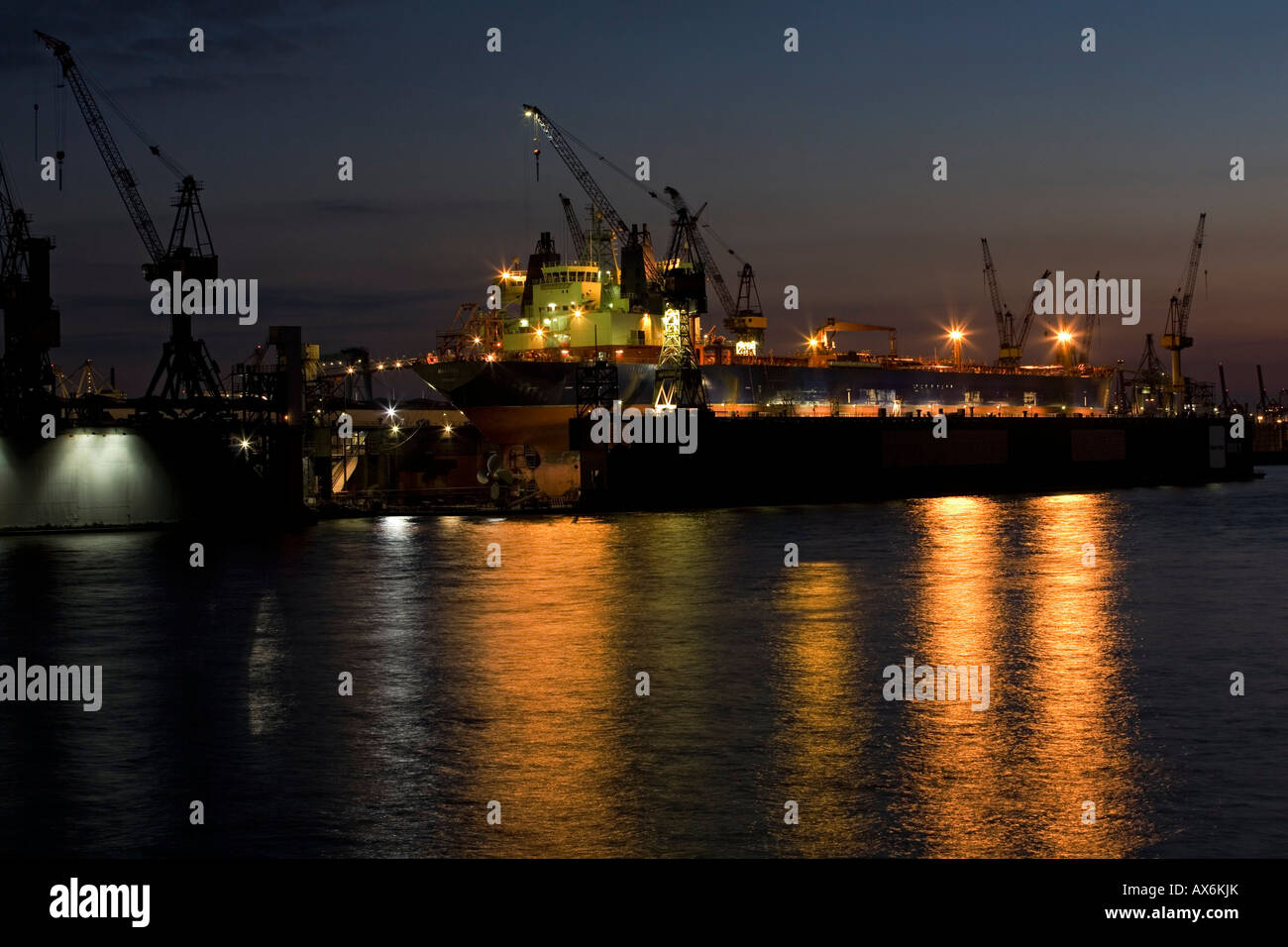 Ship in harbor hamburg hi-res stock photography and images - Alamy