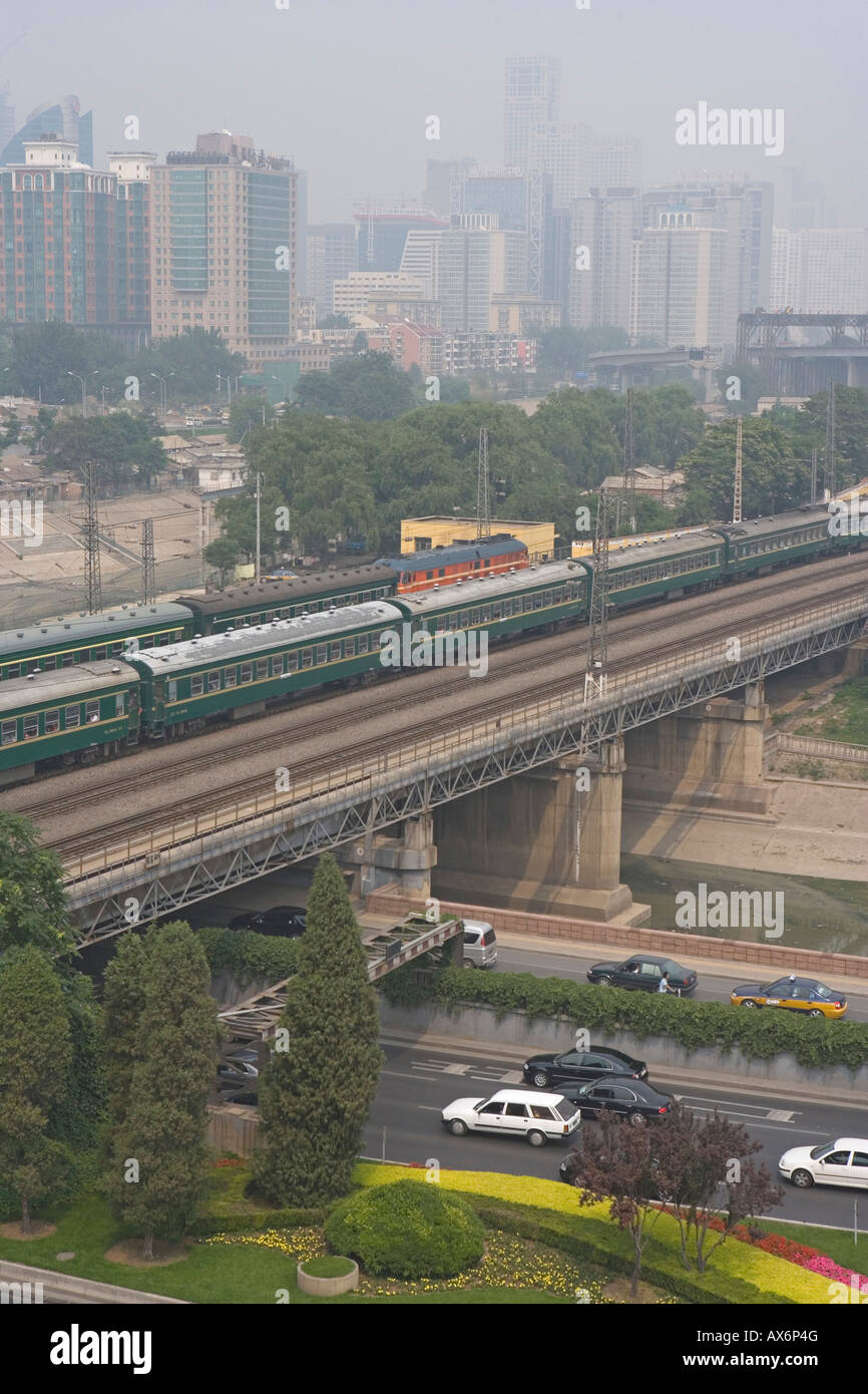 Train crossing bridge over highway hi-res stock photography and images ...