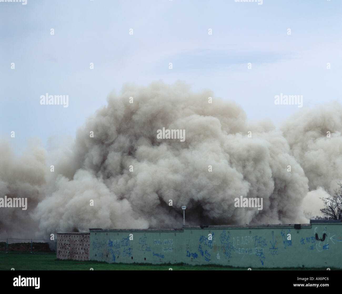 Dust cloud hi-res stock photography and images - Alamy