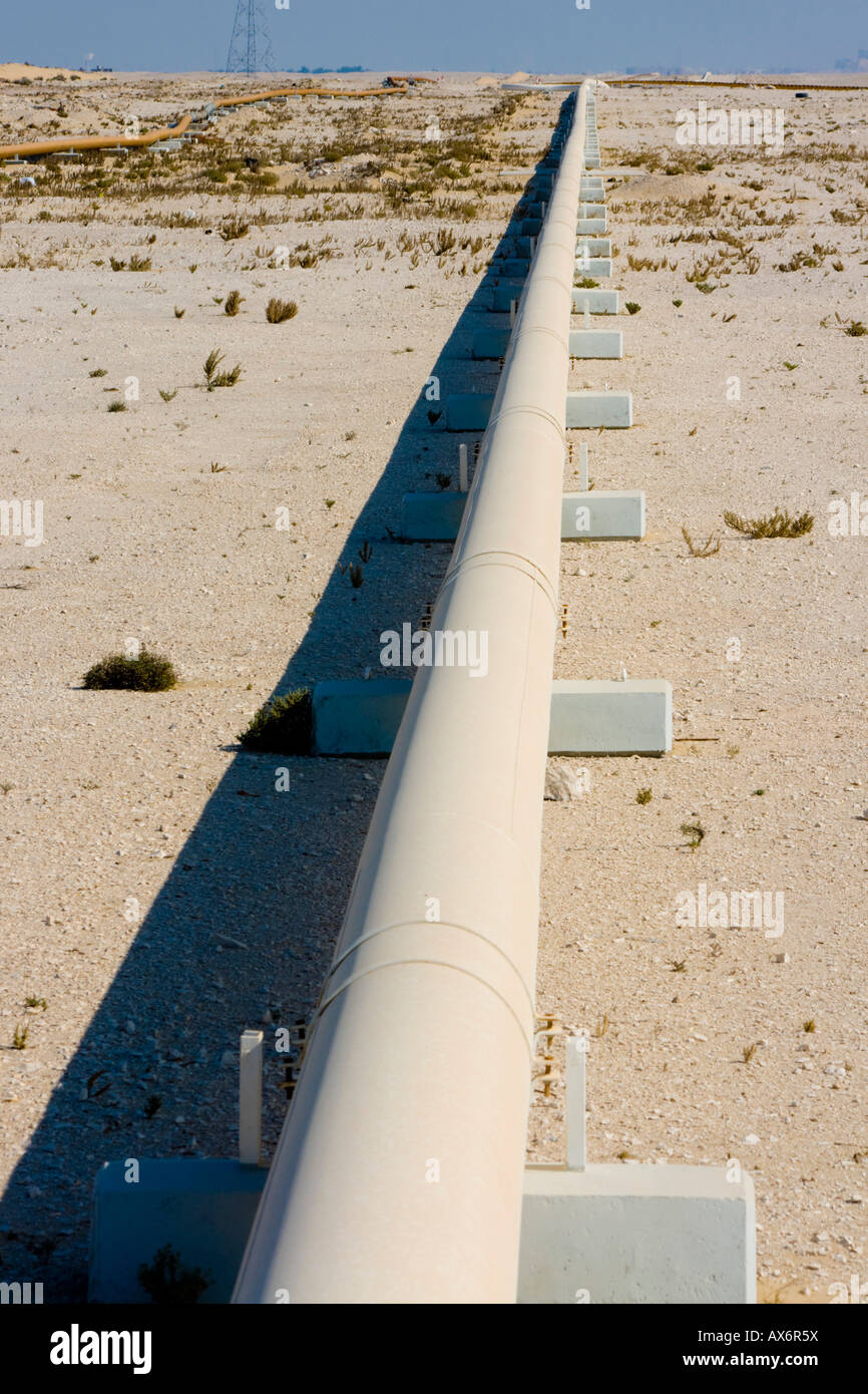 Pipeline passing through field, Qatar Stock Photo - Alamy