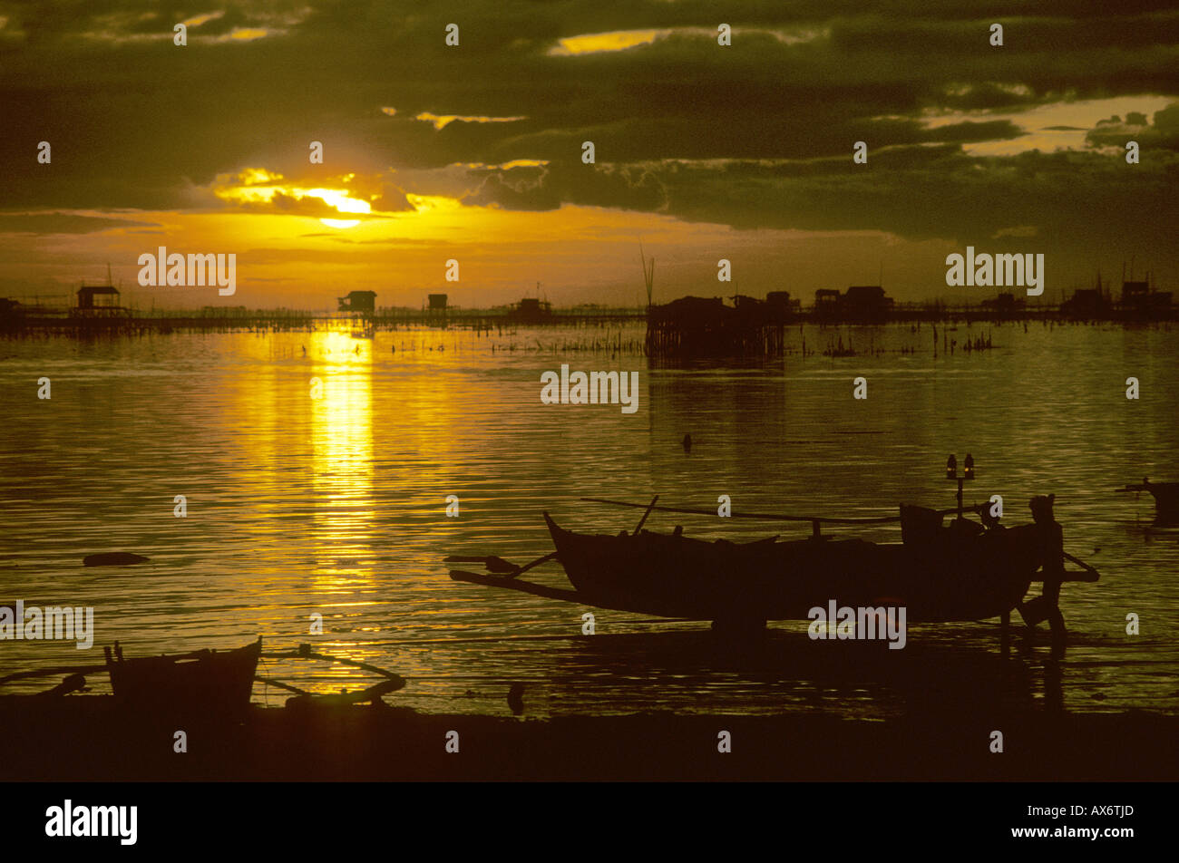 Fishing manila bay hi-res stock photography and images - Alamy