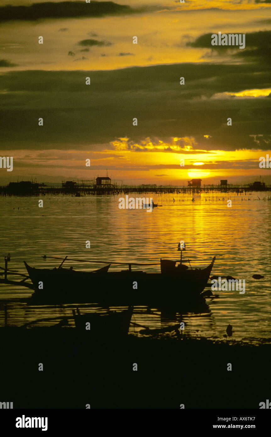 Fishing manila bay hi-res stock photography and images - Alamy