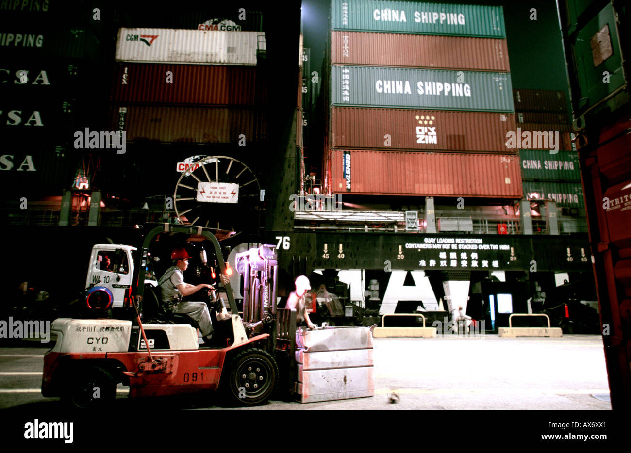 Shipping containers lifted off ship hi-res stock photography and images ...