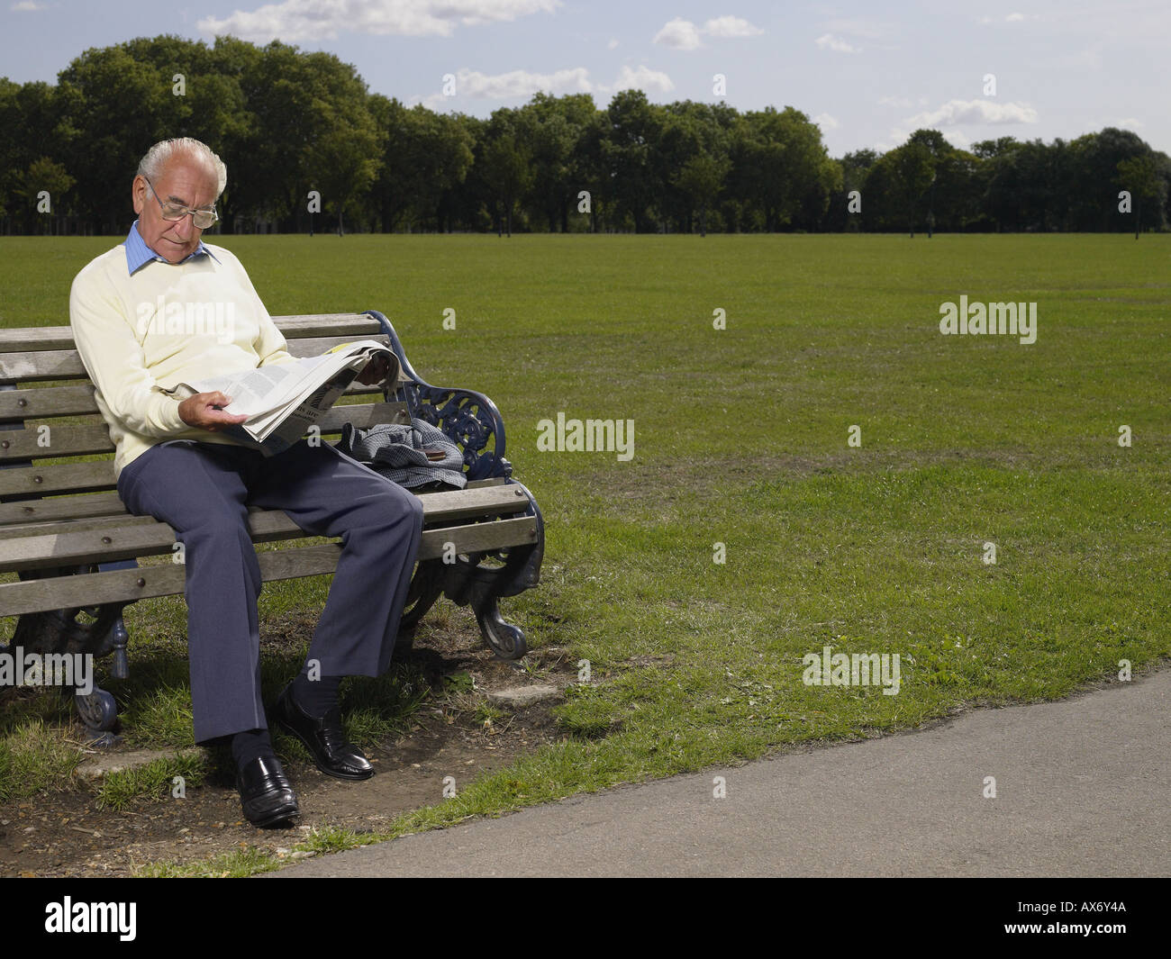 Elderly men reading hi-res stock photography and images - Alamy