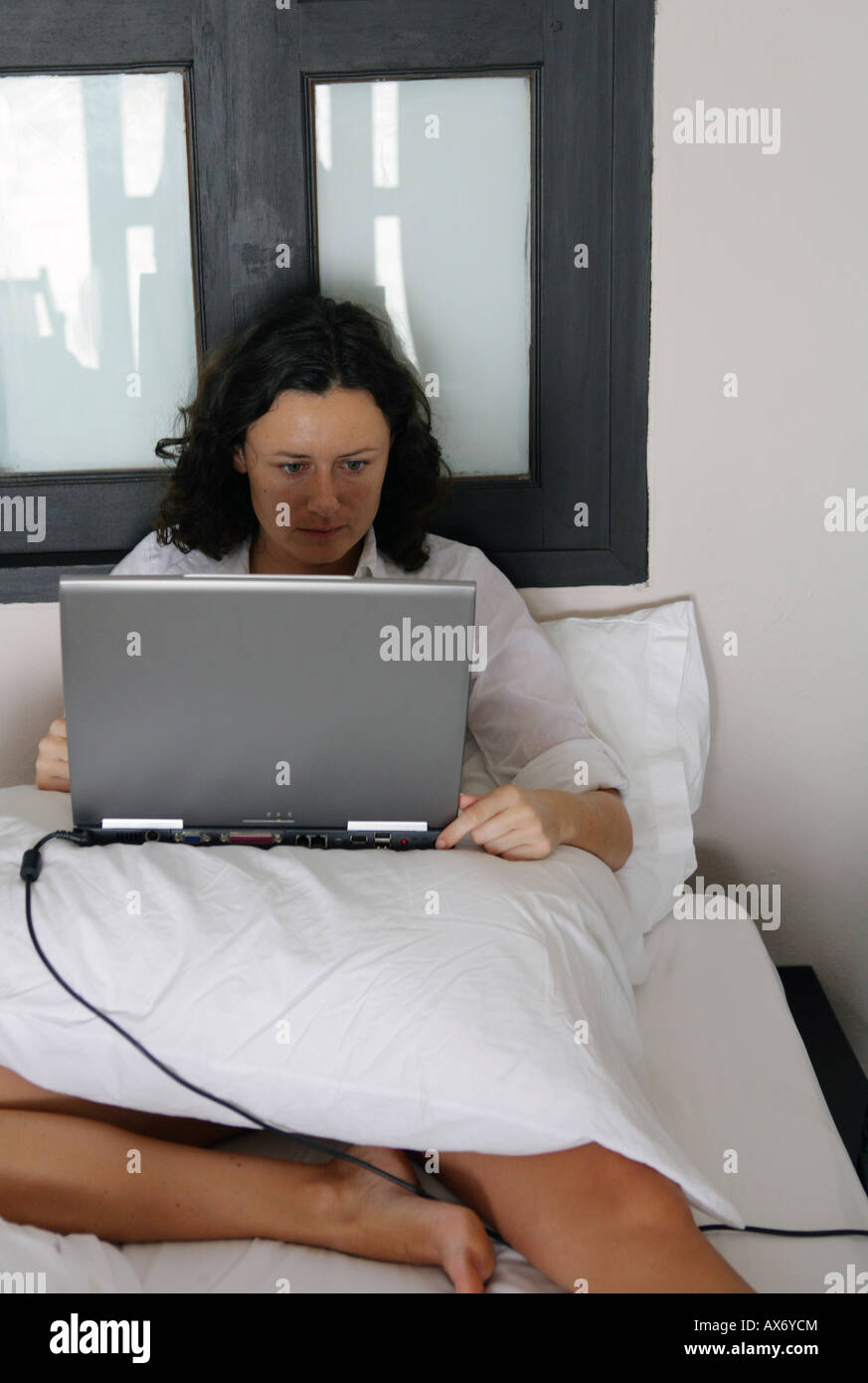 woman with laptop in bed Stock Photo - Alamy