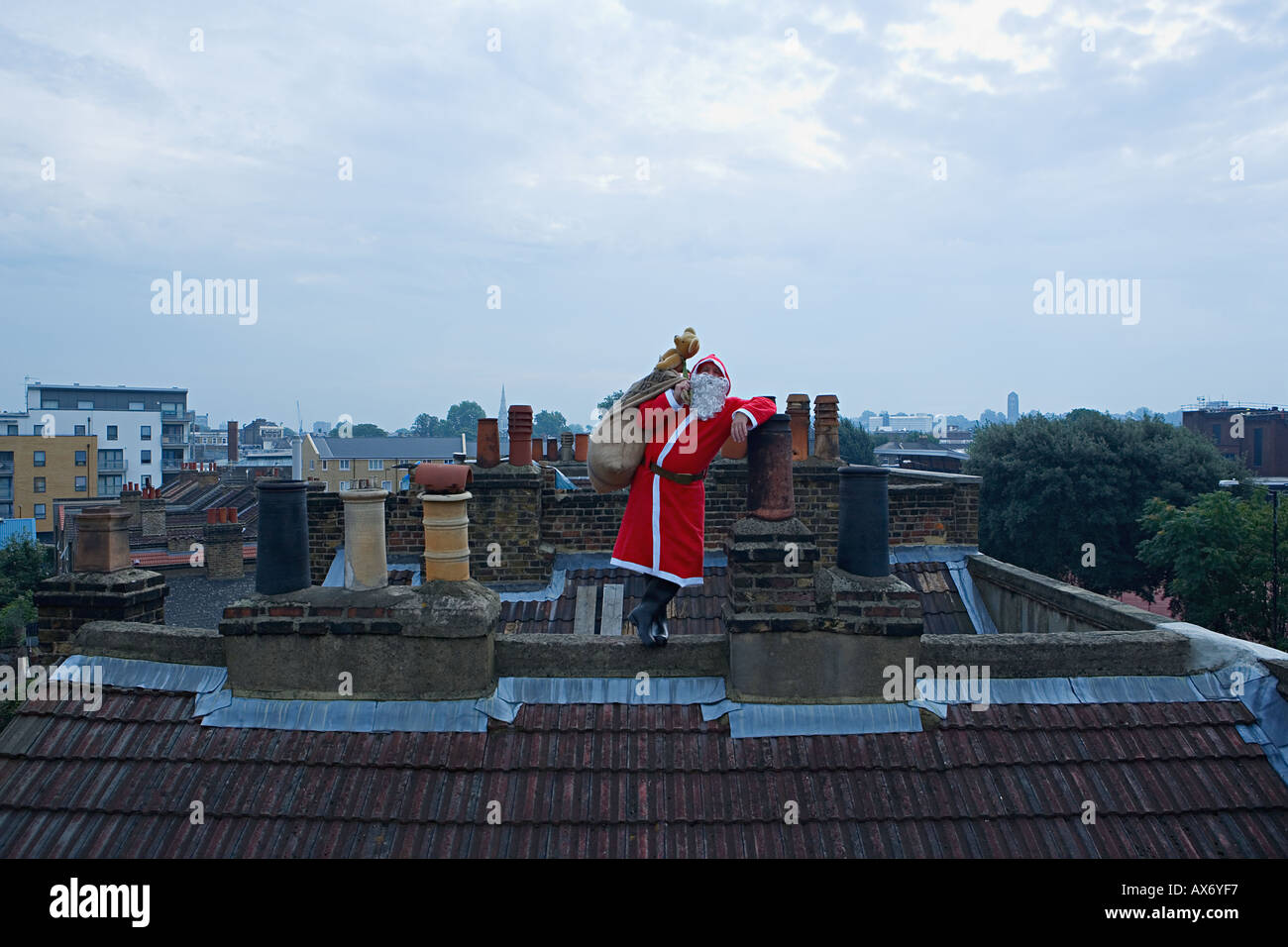 Santa claus on the roof hi-res stock photography and images - Alamy