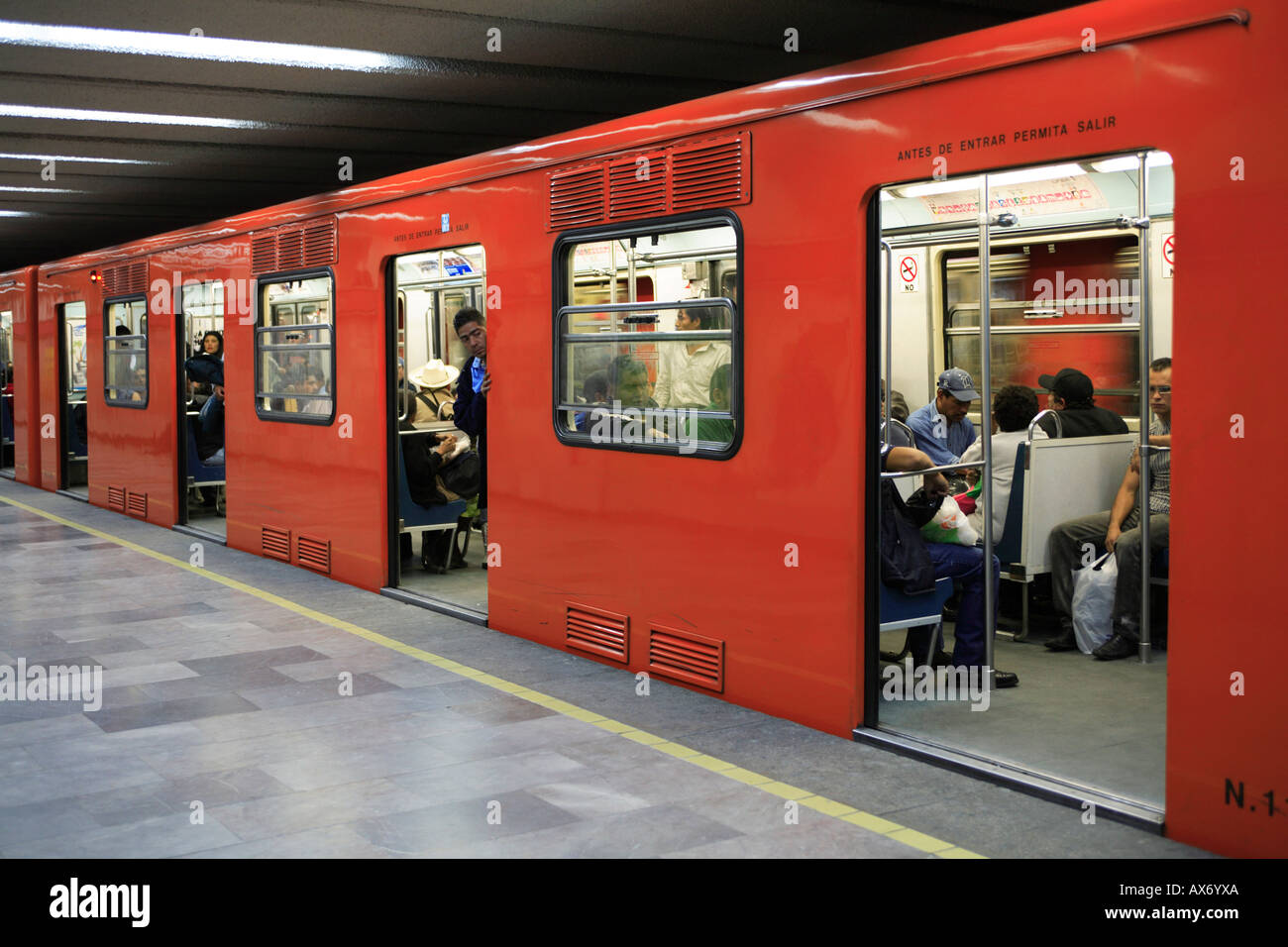 Metro underground train station mexico city Stock Photo - Alamy