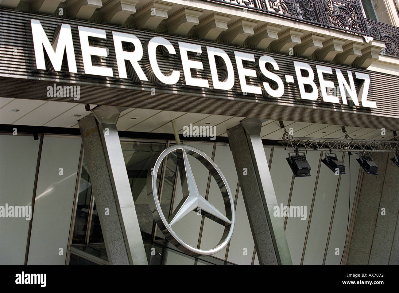 Showroom car exterior mercedes benz hi-res stock photography and images ...