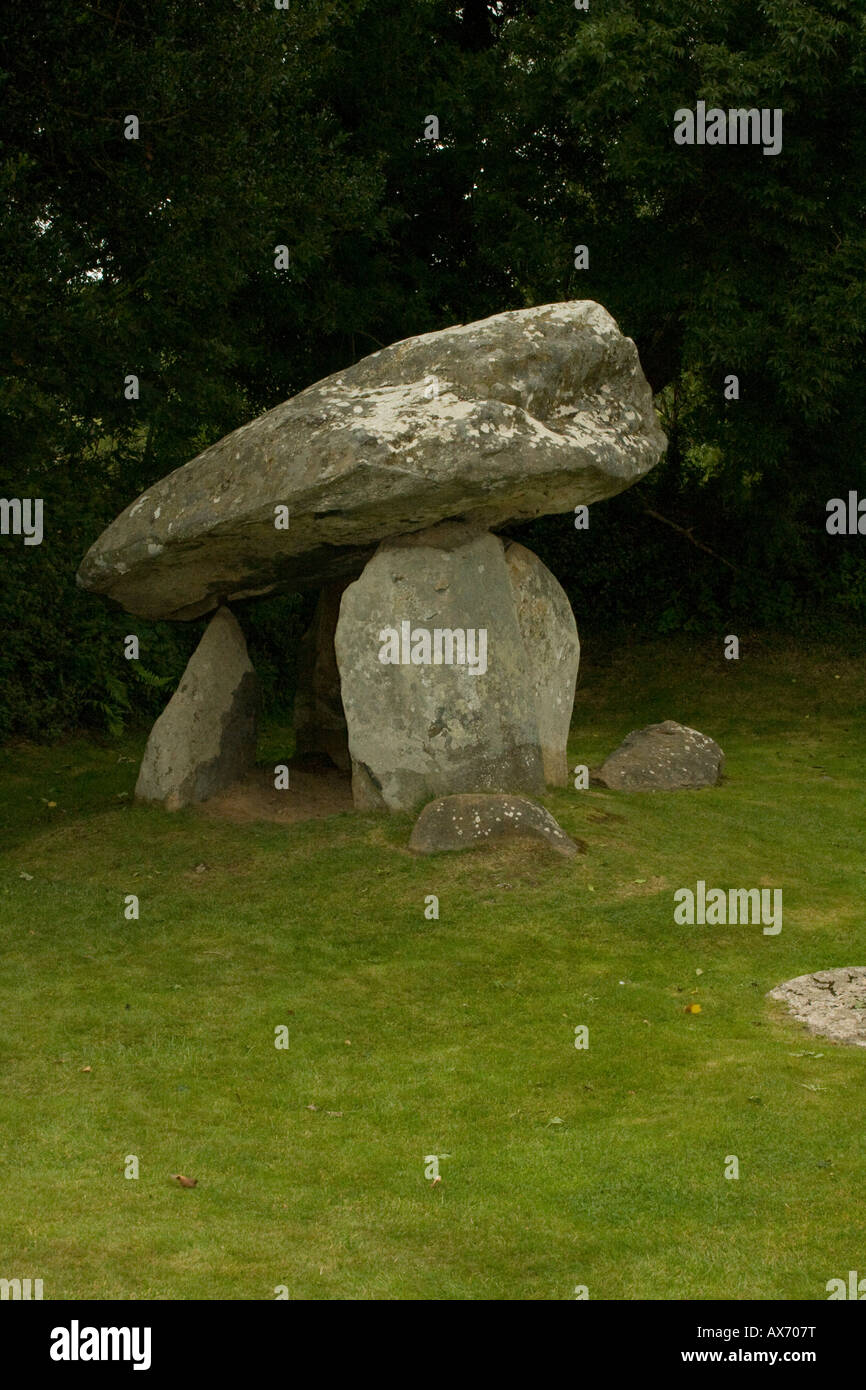 Carreg Coetan Arthur Burial chamber (Dolmen) in Newport Pembrokeshire ...