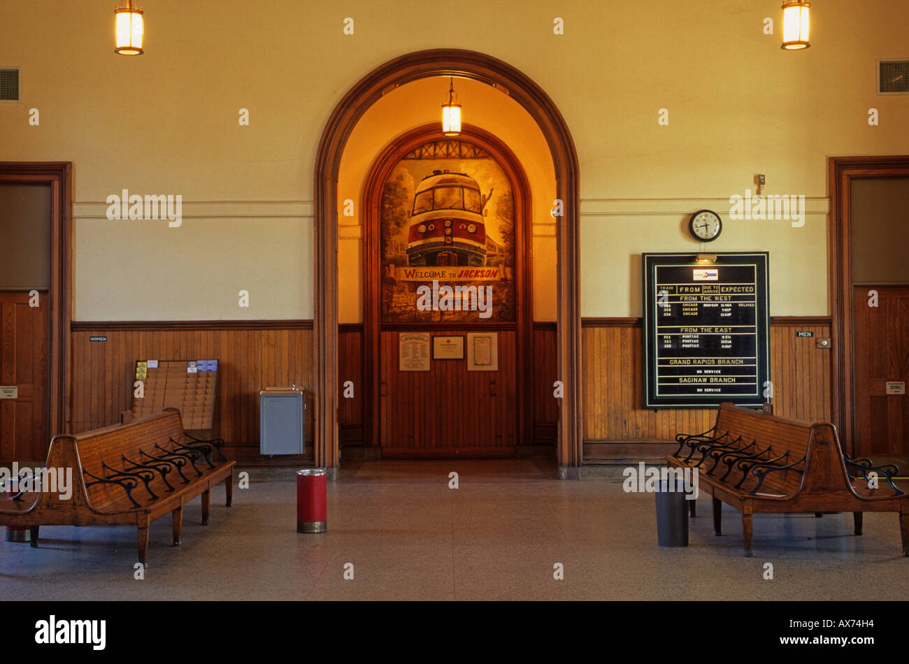 Waiting room at a train station hi-res stock photography and images - Alamy