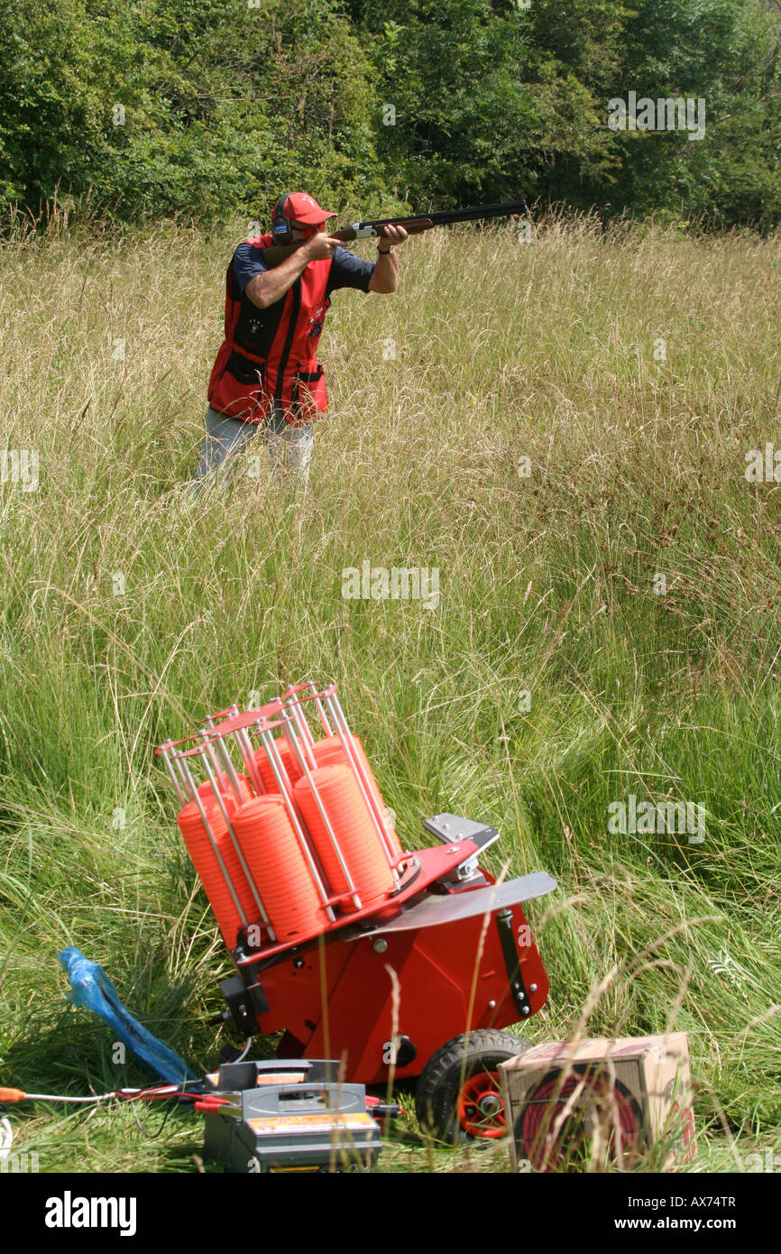 Clay pigeon launcher hi-res stock photography and images - Alamy