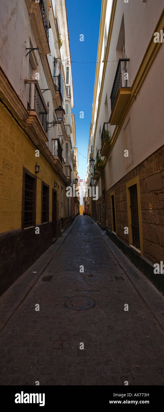 Short narrow alleyway hi-res stock photography and images - Alamy