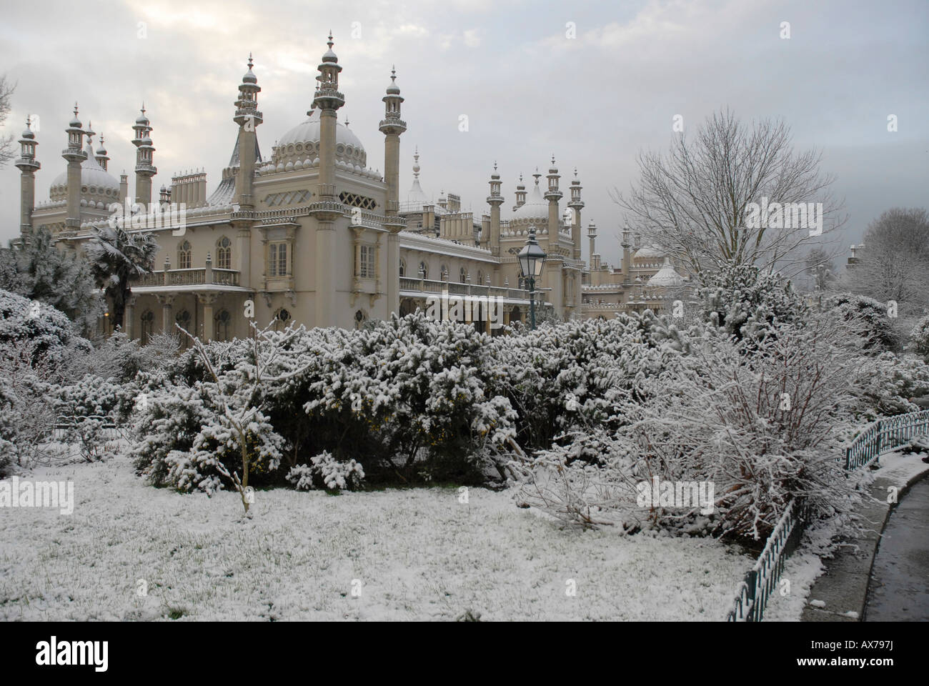 Brighton pavilion snow hi-res stock photography and images - Alamy