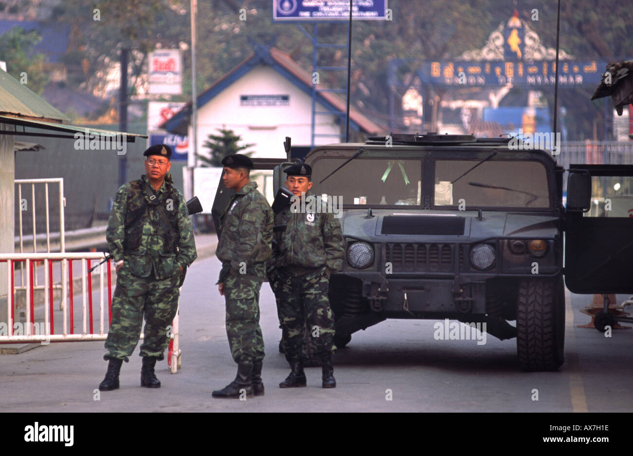 Thai army rangers at a sensitive Thai-Burma border crossing. Mae Sai, Thailand Stock Photo - Alamy