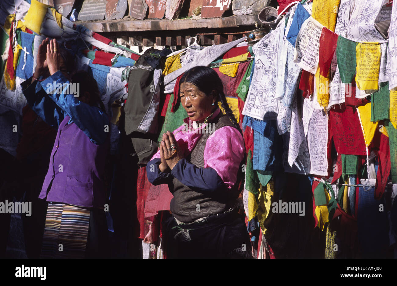 Praying pilgrims. Barkhor street, Lhasa, Tibet Stock Photo - Alamy