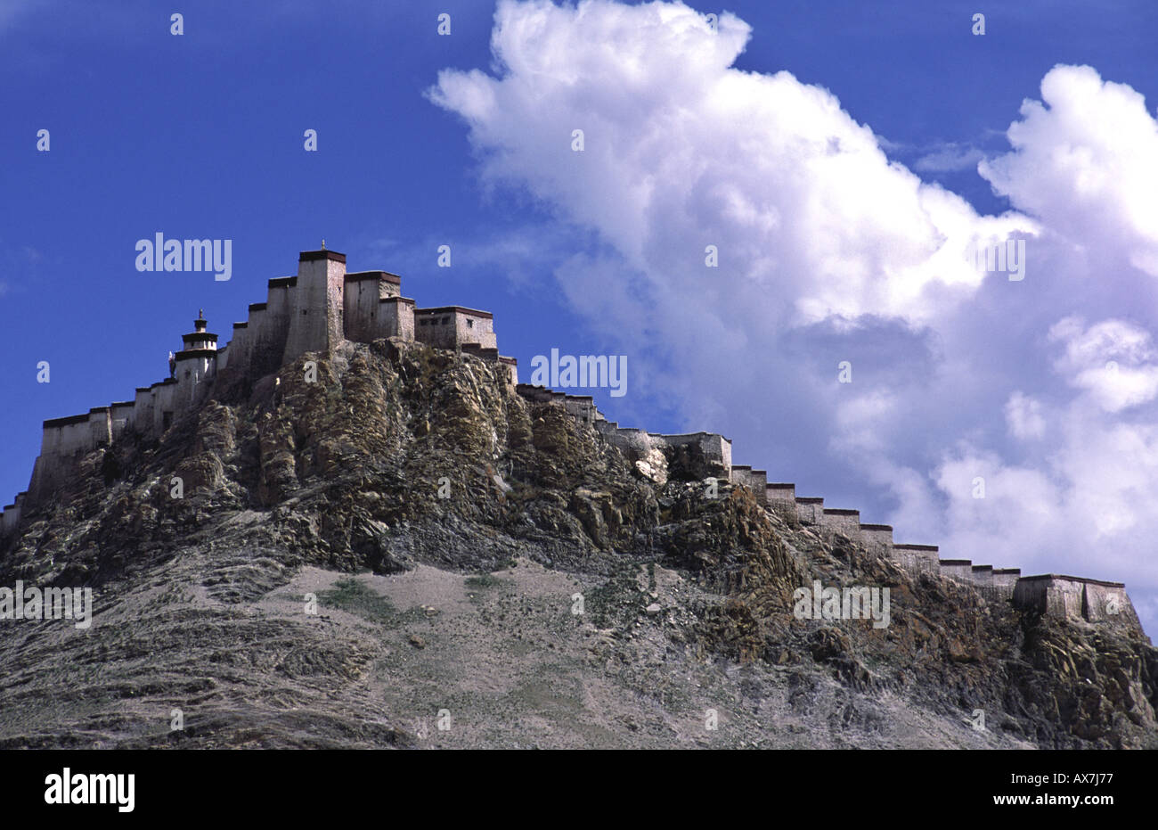 The Dzong (old fort) in Gyantse. Tibet Stock Photo - Alamy