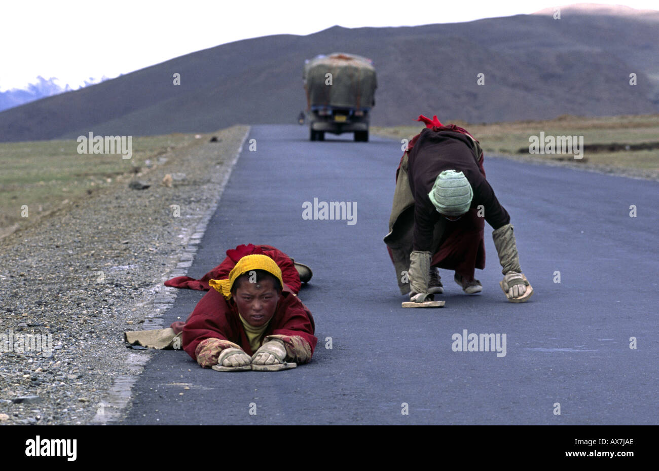 Prostrating nuns on a pilgrimage. Yangpachen, Ü Province, Tibet Stock ...