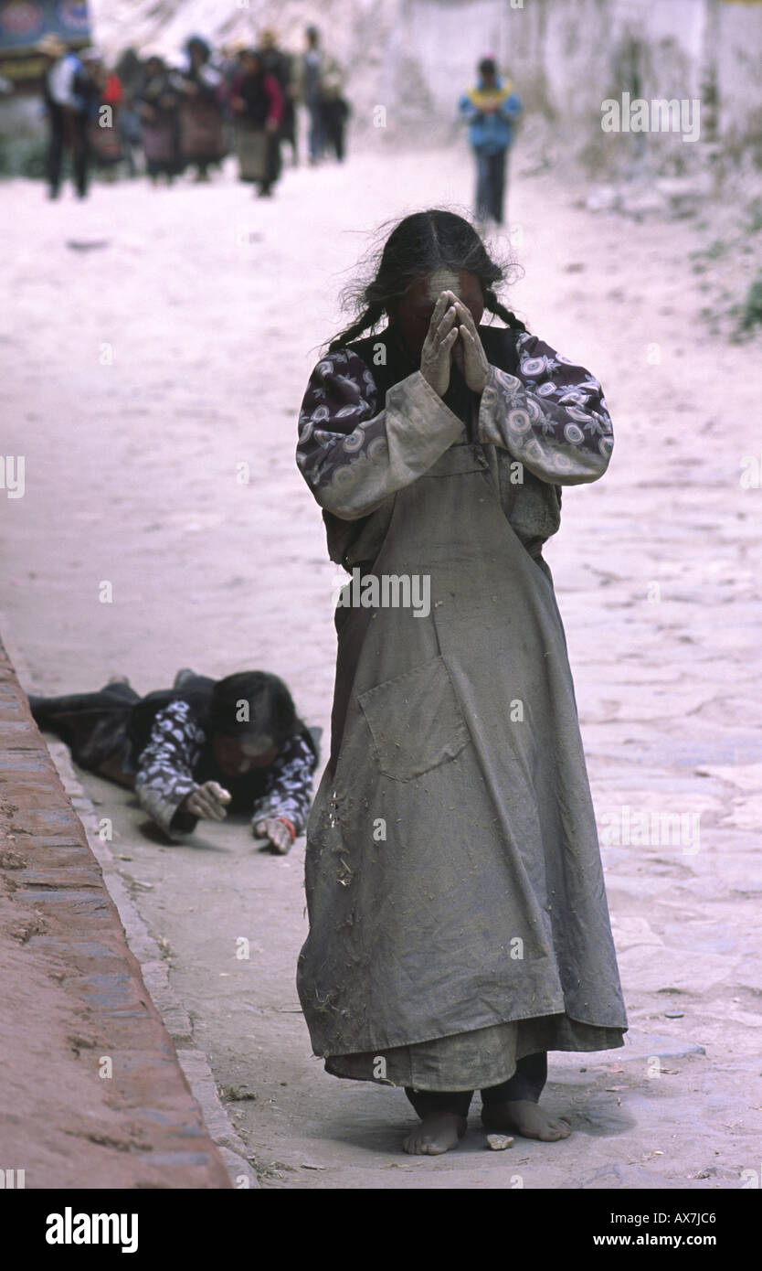 Chinese buddhist prostrating hi-res stock photography and images - Alamy