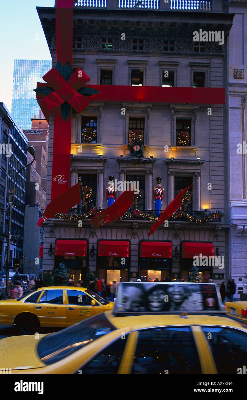 Taxis in front of the christmas decoration of the jewelry store Cartier ...
