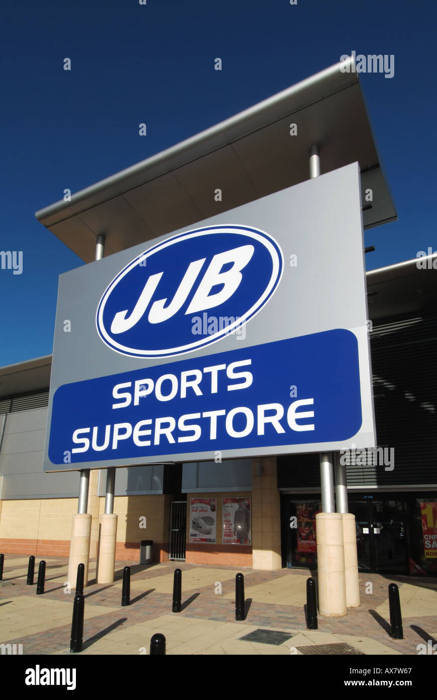 Go outdoors store shop sign england hi-res stock photography and images ...