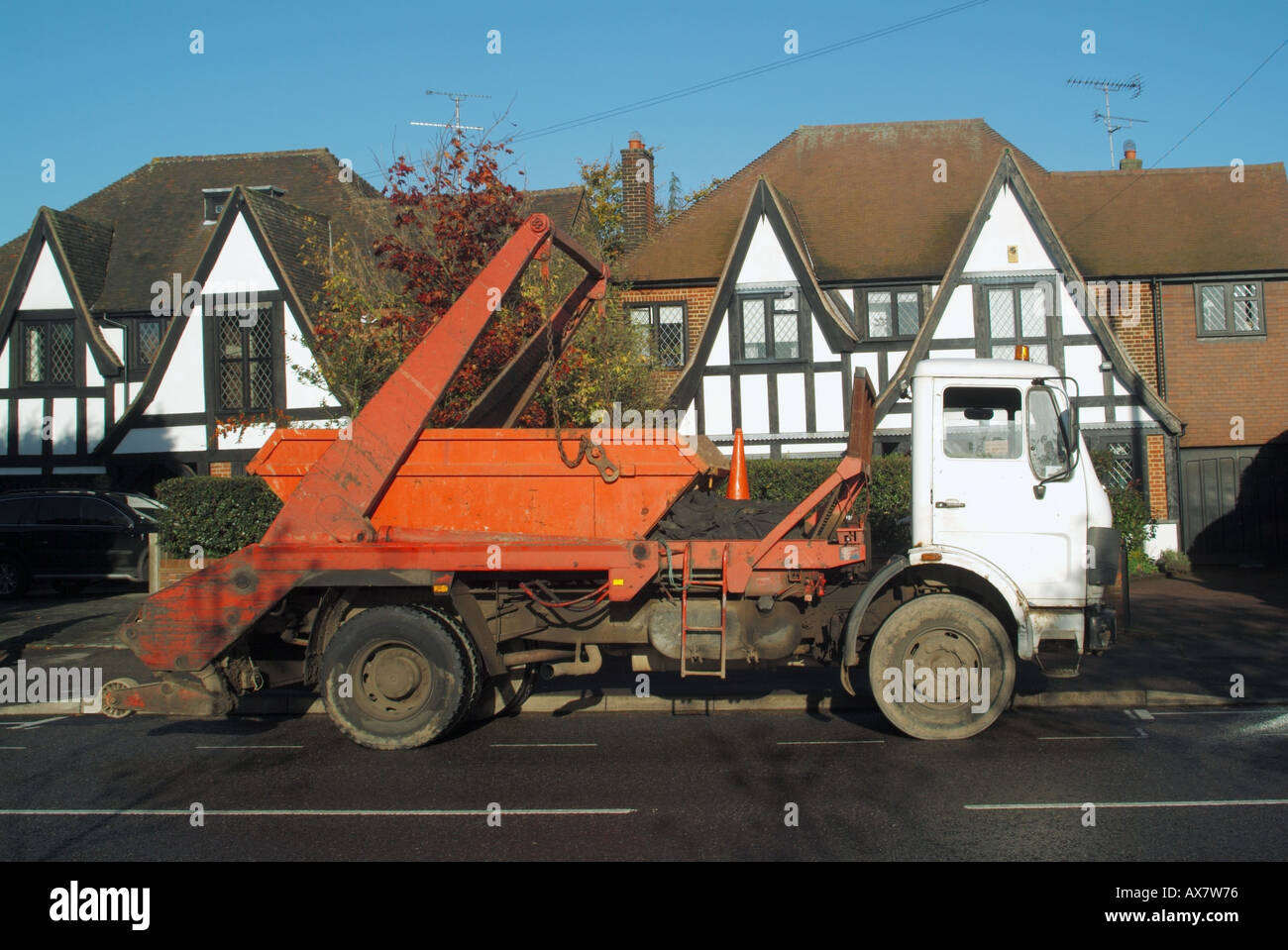 Skip lorry hi-res stock photography and images - Alamy