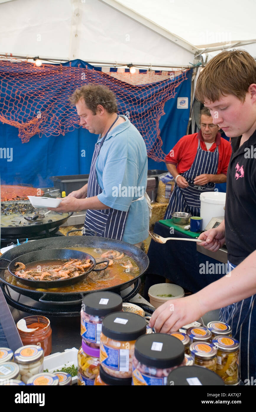 Stall holder cooking seafood hi-res stock photography and images - Alamy