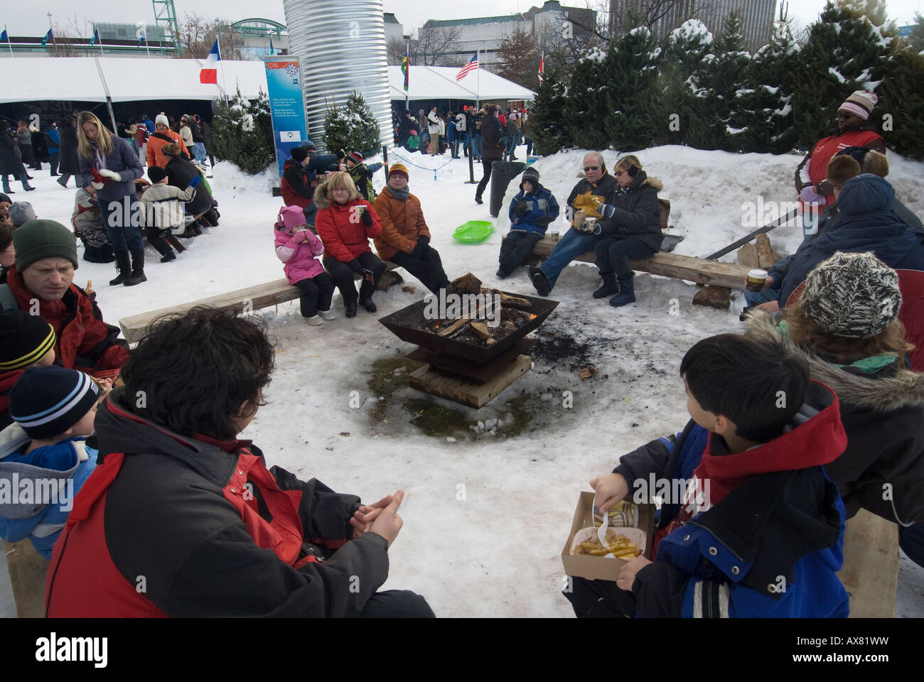 Family around camp fire hi-res stock photography and images - Alamy