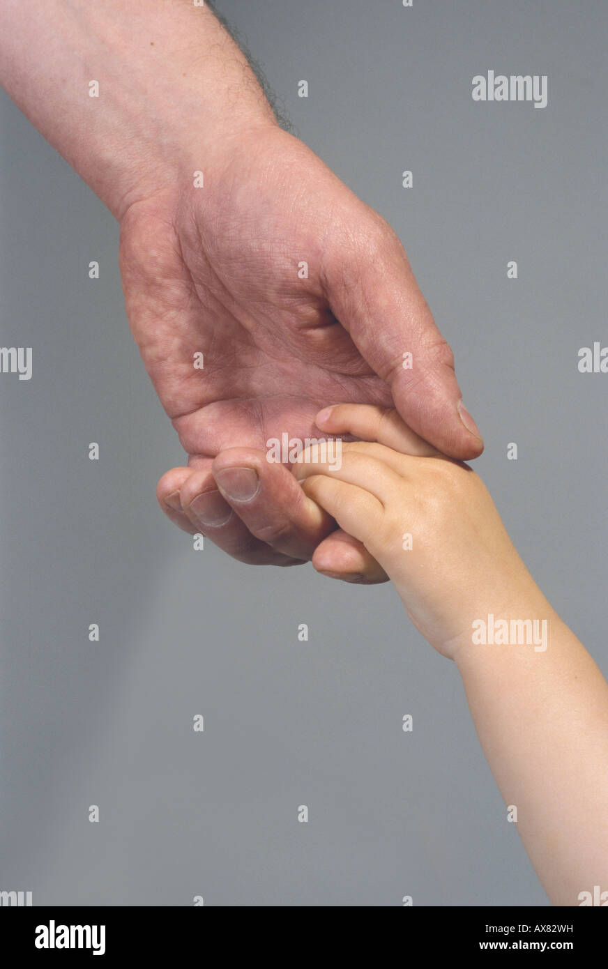 Hand of an adult holds child hand Stock Photo - Alamy