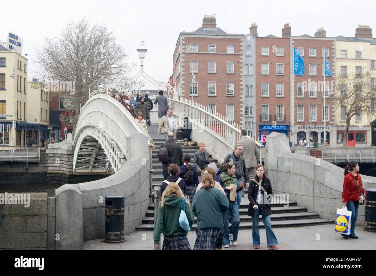 The Halfpenny Bridge across Dublin's River Liffey Stock Photo - Alamy