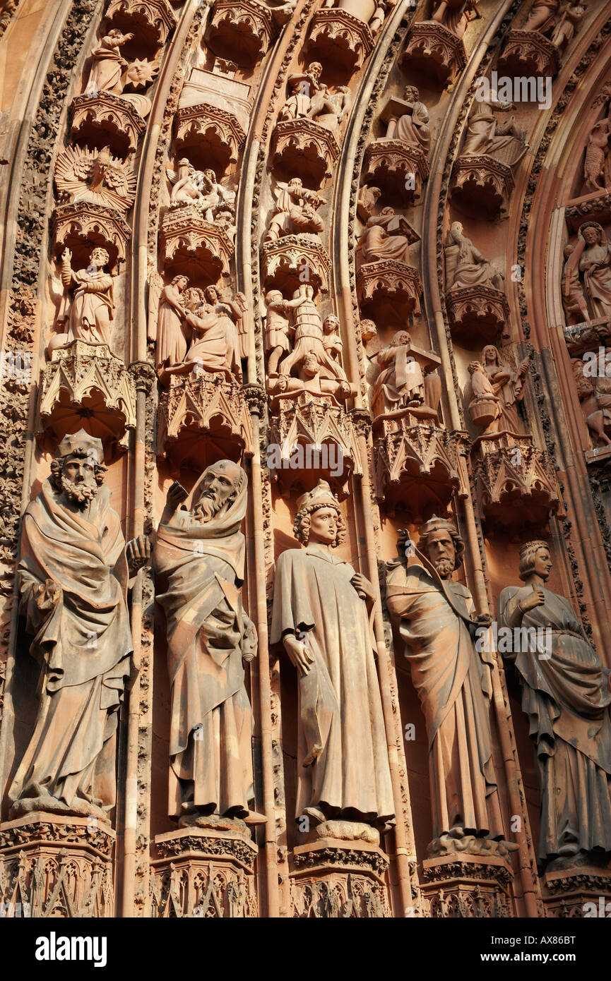 Statues out front hi-res stock photography and images - Alamy