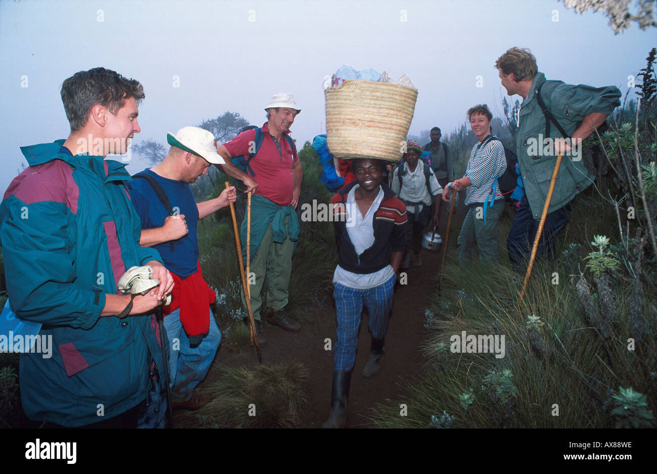Bergsteiger und Traeger, Moorzone, Marangu Route, Kilimanjaro Tansania ...