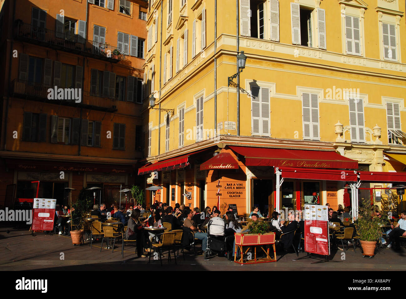 Outdoor restaurant in south france hi-res stock photography and images ...
