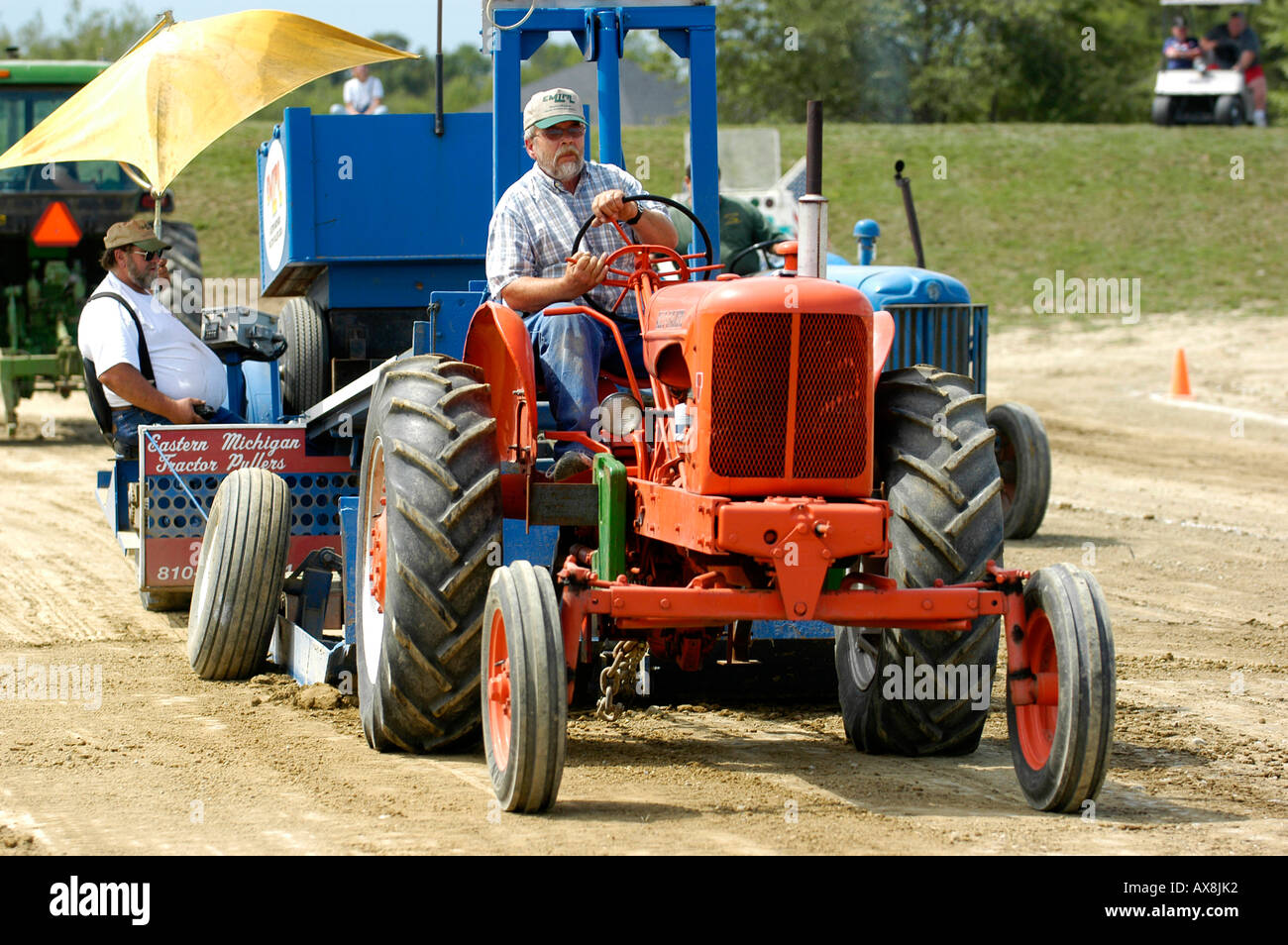 Farmers tractor racing hi-res stock photography and images - Alamy