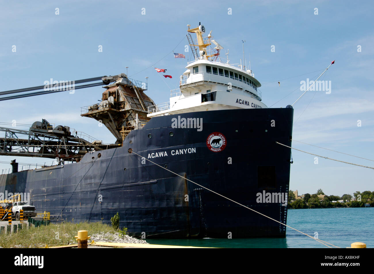 Large Great Lakes Shipping Freighter prepare to off load cargo at ...