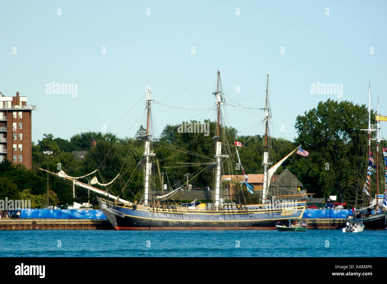 Tall ships sail past hi-res stock photography and images - Alamy