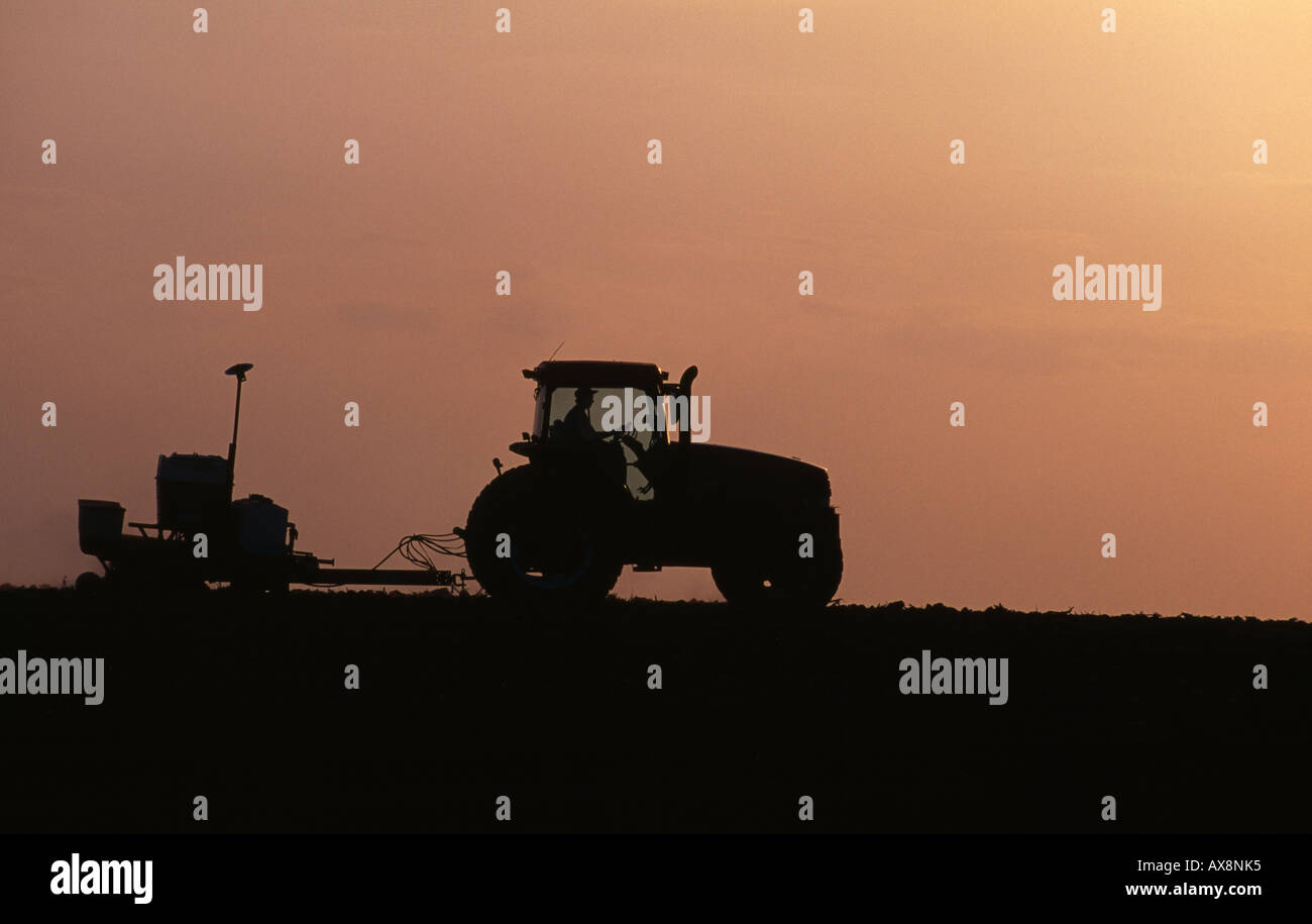 Iowa farm planting hi-res stock photography and images - Alamy