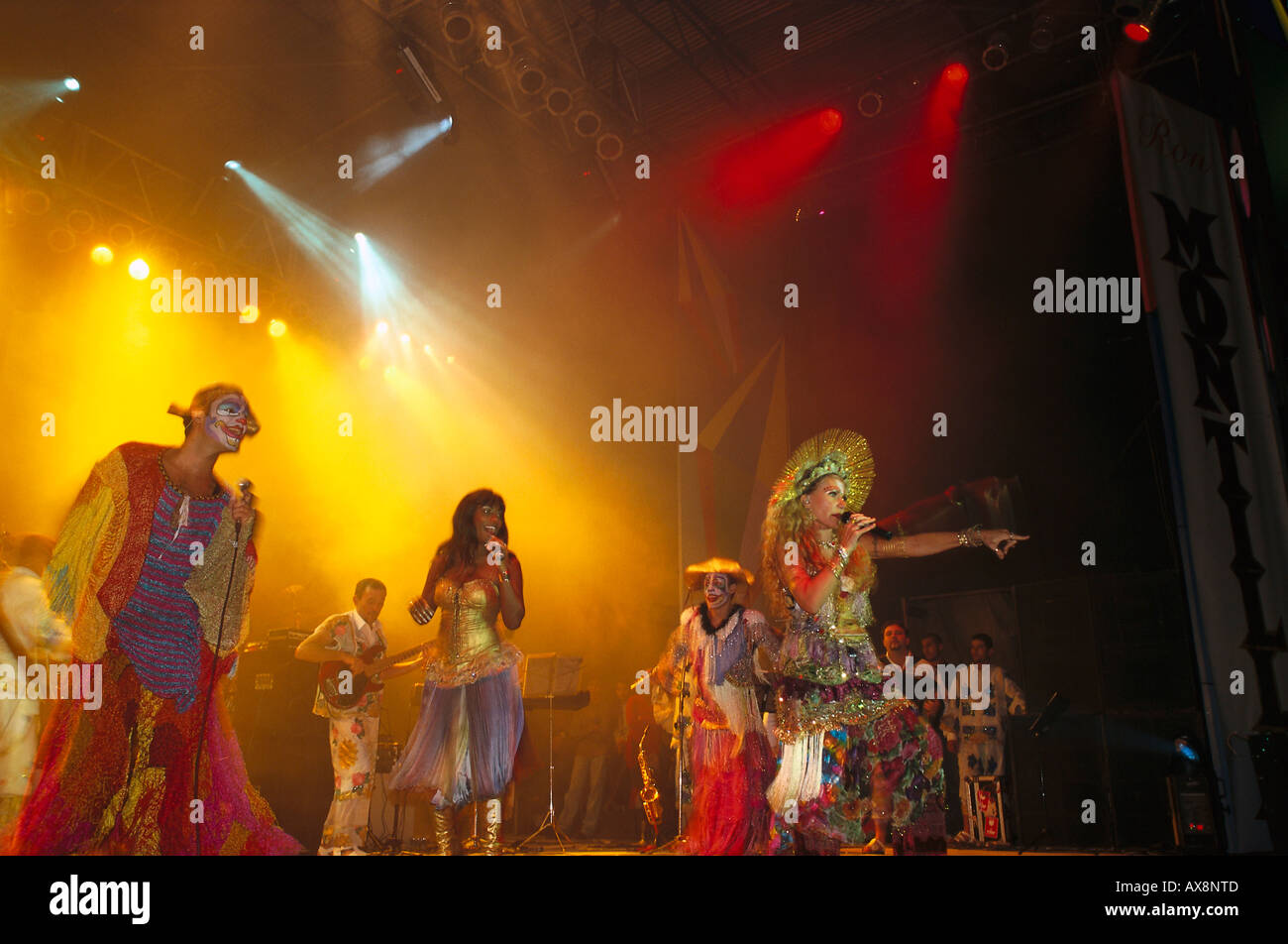 Full band on stage hi-res stock photography and images - Alamy