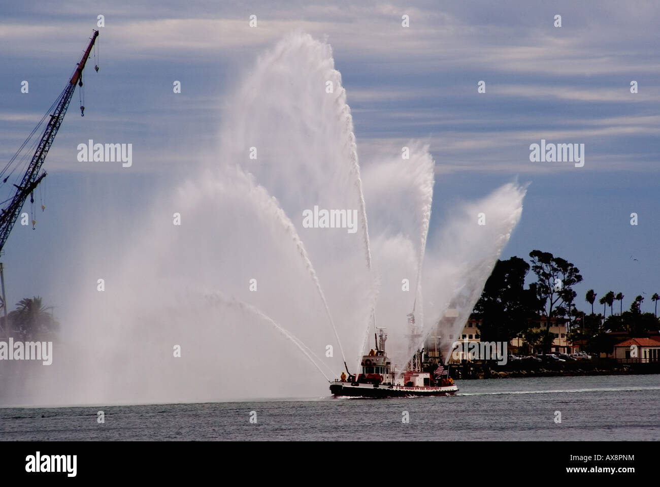 Los Angeles County Fire boat sprays it water guns during display in Los ...